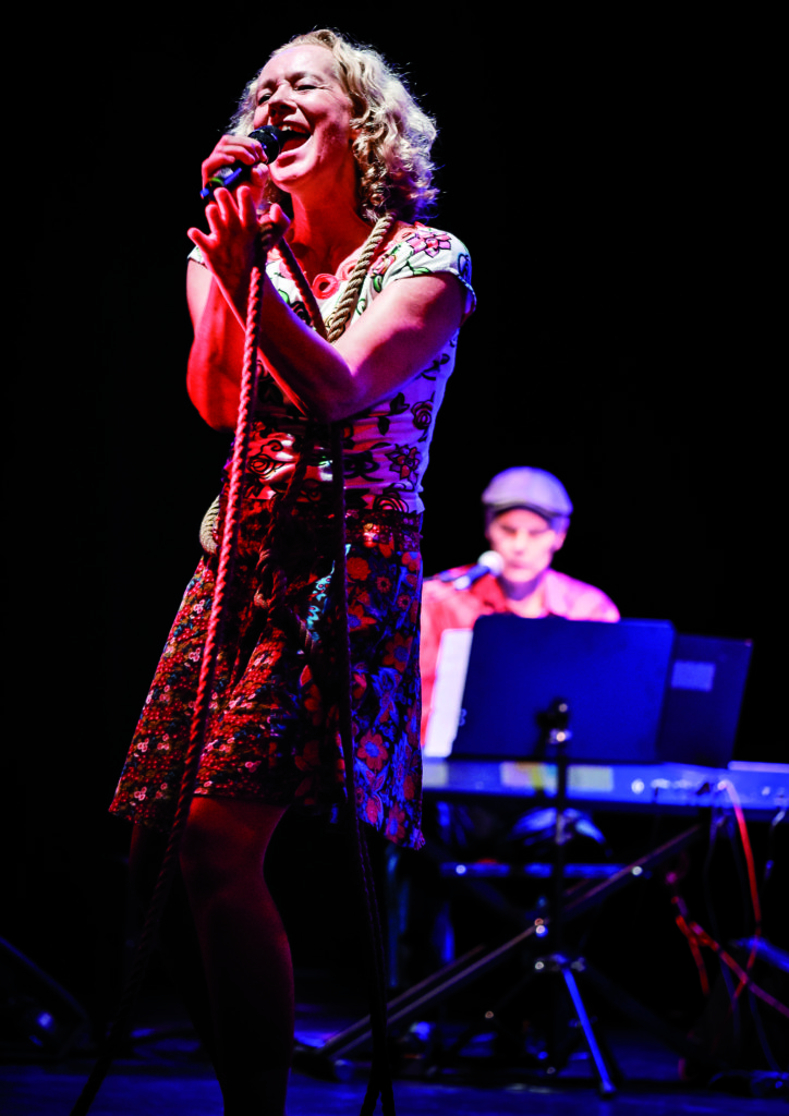 Gilla Cremer: Freundschaft | Braunau.Simbach.Inn